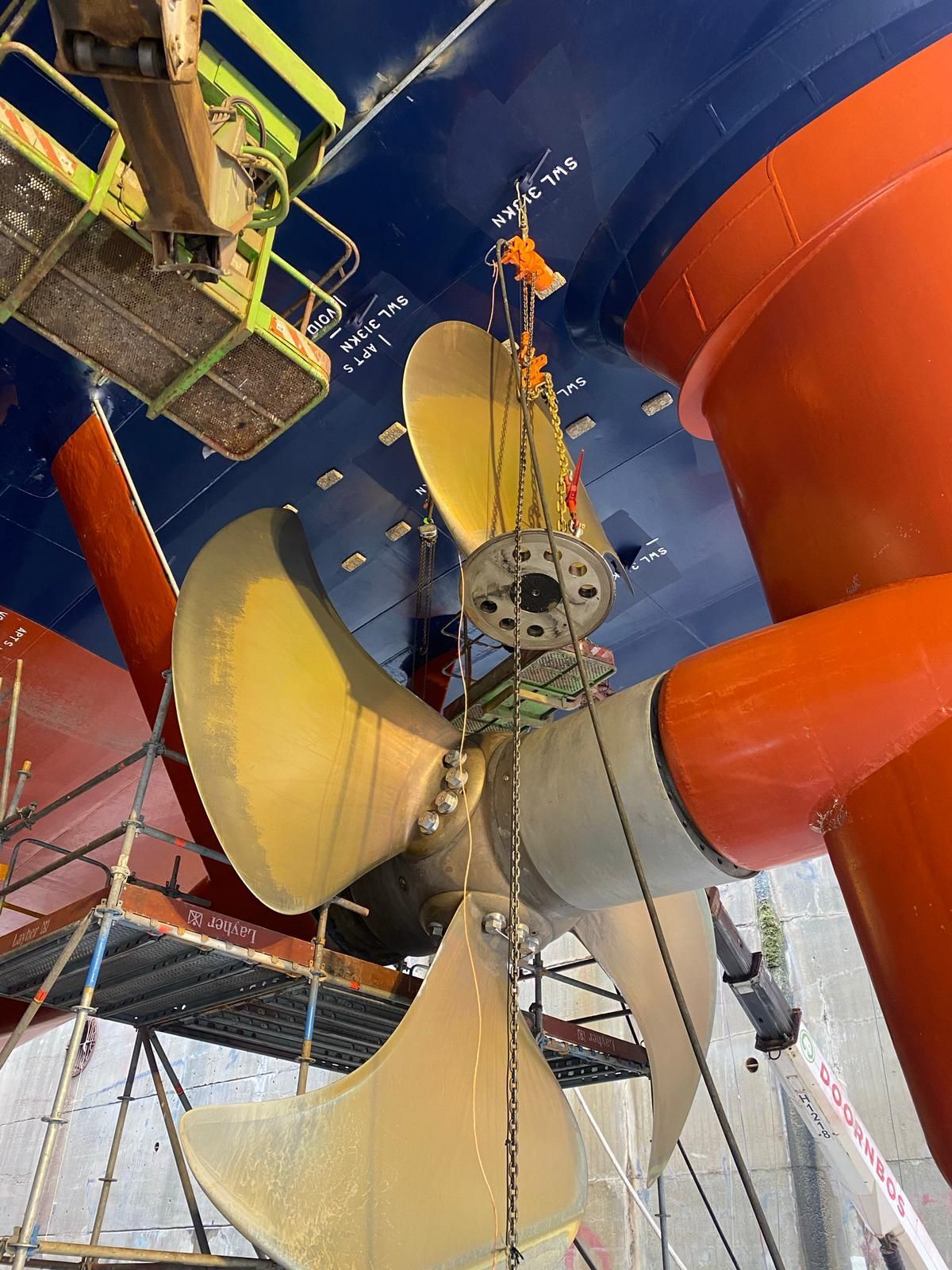 Exchange of two propeller blades - UMSG Group